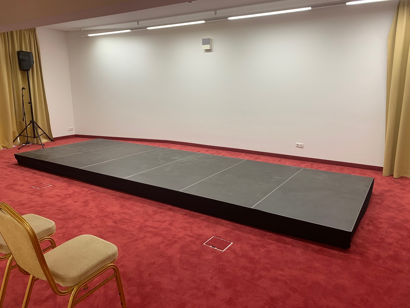 3m x 4m Mobil Színpad Bérlés - Rugalmas Megoldások Rendezvényekhez